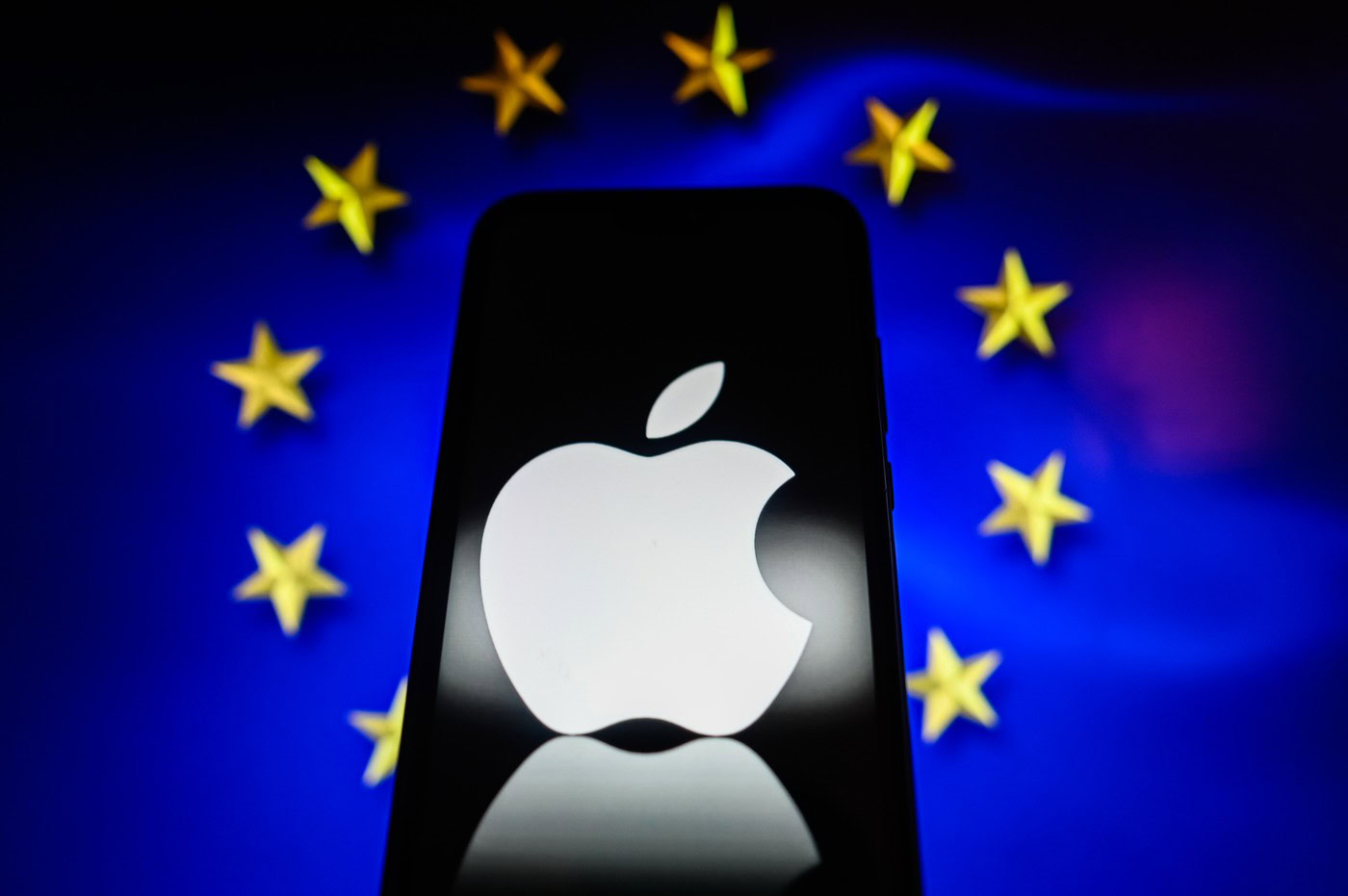 Apple într-un nou conflict cu UE! Riscă o amendă de zeci de miliarde de ...
